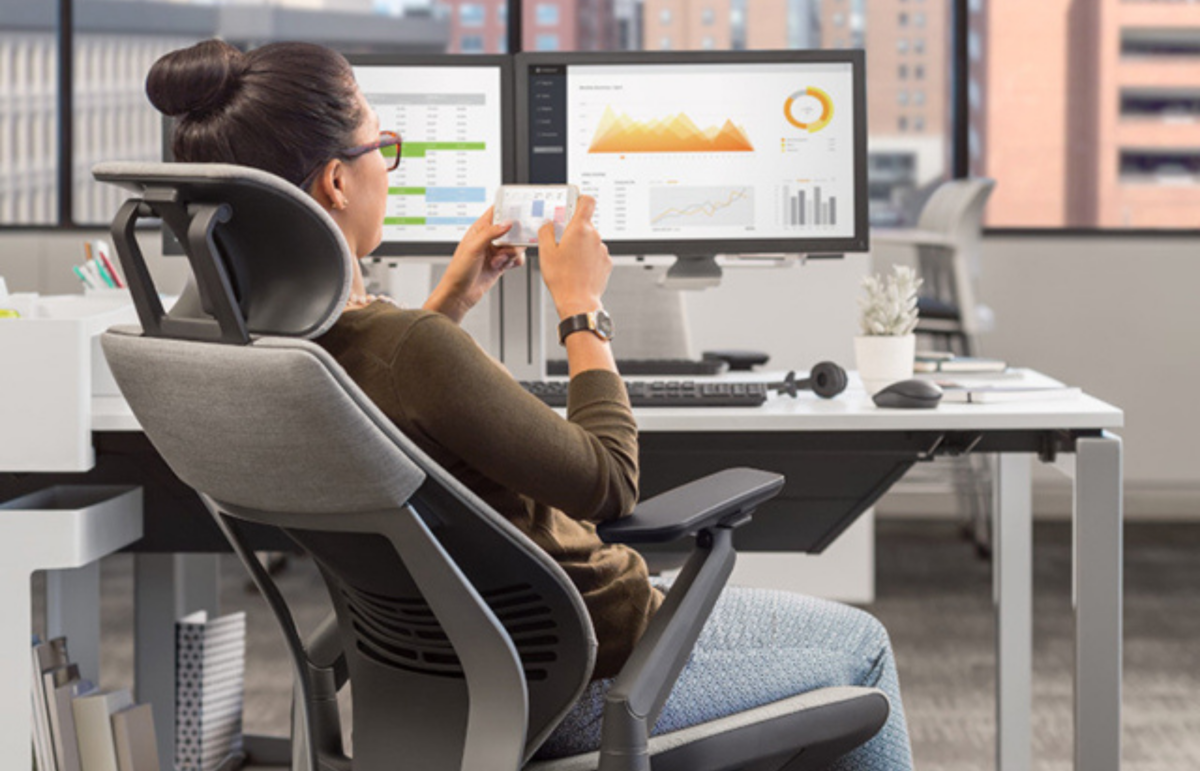 Gesture Chair with Headrest | Kada